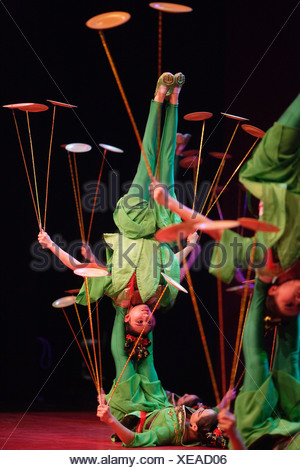 Chinese artists juggling dishes Stock Photo - Alamy