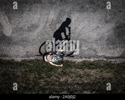 Radfahrer auf der Straße, von oben nach unten Bild der Schatten auf der ...