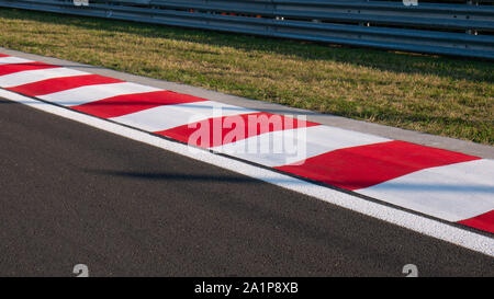 Race Track Kerb mit Reifenspuren. Rote und weiße Bordsteinkanten auf ...
