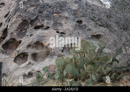 Pocked Felsen in Hueco Tanks State Park and Historic Site in den Bergen ...