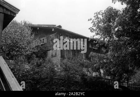 Foto von Ilse Hess, Frau des Kriegsverbrechers Rudolf Hess, vor ihrem ...
