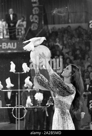 Schauspielerin und Sängerin Daliah Lavi führt in einem Tier Show mit ...