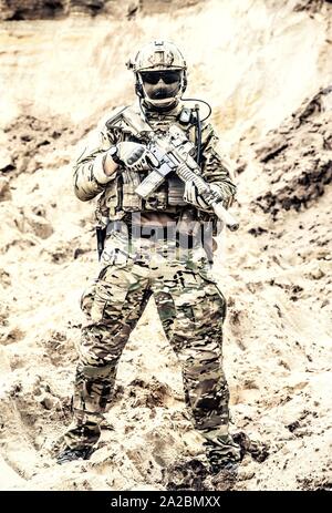 Armee elite Soldat mit versteckt hinter Maske und Brille im Gesicht, in ...