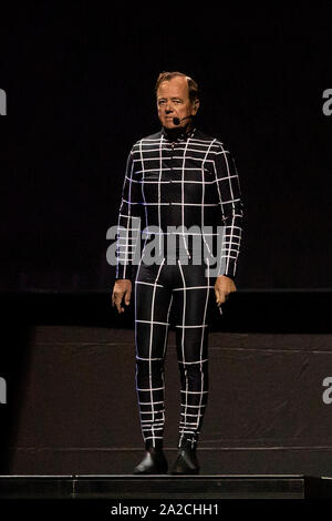 Ralf Hütter von Kraftwerk vor seiner Schaufensterpuppe auf einer ...