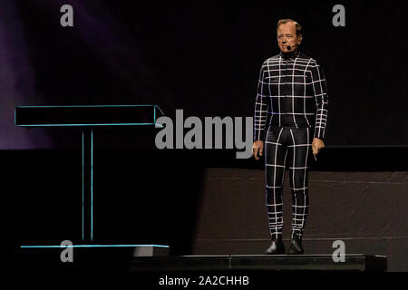 Ralf Hütter von Kraftwerk vor seiner Schaufensterpuppe auf einer ...