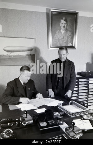 Hitler an seinem Schreibtisch Stockfotografie - Alamy