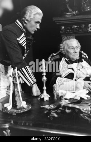 Die deutschen Schauspieler Paul Wegener als Präsident von Walter und ...