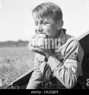Hitlerjunge im Zeltlager beim Essen, Deutschland 30er Jahre. Die ...