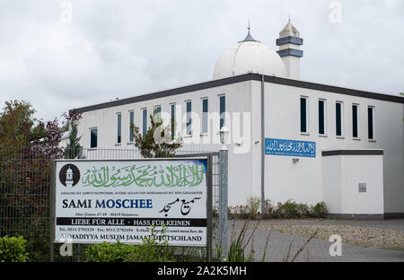 Hannover, Deutschland. 03 Okt, 2019. Ein Mann auf seinem Smartphone ...