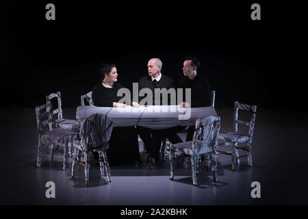 Sänger l-r Michelle O'Rourke, Gillebride MacMillan und Robbie Blake von ...