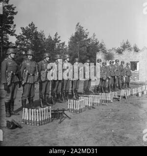 Original - Bildunterschrift: Piionier Stoßtrupp mit Ausrüstung ...