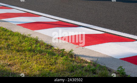 Race Track Kerb mit Reifenspuren. Rote und weiße Bordsteinkanten auf ...