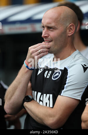 Der Manager von Millwall, Adam Barrett, applaudiert dem fnas nach dem ...