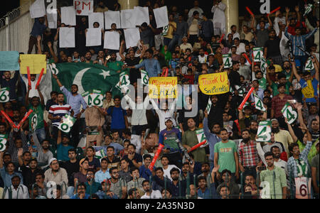 Lahore, Pakistan. 05 Okt, 2019. Pakistanische Cricket Liebhaber nehmen ...