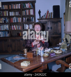 IVAN REBROFF privat in seinem Haus am Kamin (1980er). United Archives ...