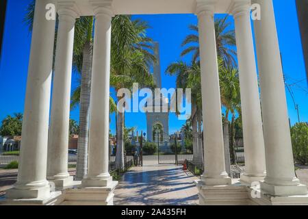 Fassade des Colegio Alvaro Obregon und Denkmal in Navojoa, Sonora ...