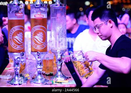 Inländischen und ausländischen Touristen genießen Sie Bier, Party, und ...