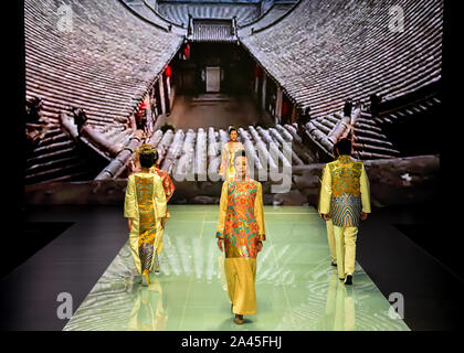 Ältere Modelle tragen traditionelle chinesische Outfit von Chen Fumei ...