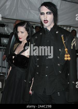 DITA von Teese und Marilyn Manson nehmen am 2. Mai 2005 an der Costume ...