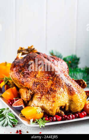 Weihnachten gebratene Ente serviert auf einem festlich gedeckten Tisch ...