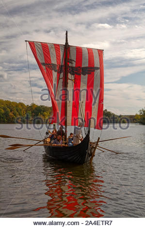 Wikingerschiff Replik; Rudern; Kostüme, Männer, Frauen, Kinder, lange ...