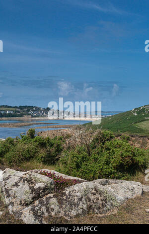 Blick über die Porthcressa Bay in Richtung Garrison, St. Mary's und die ...