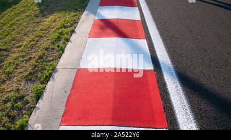 Race Track Kerb mit Reifenspuren. Rote und weiße Bordsteinkanten auf ...