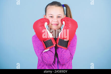 Boxing strenge Disziplin. Mädchen niedliche Boxer auf blauem ...