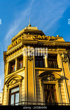 Bukarest, Rumänien. Straßenbild; Menschen auf einer belebten Straße ...
