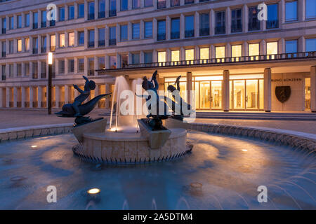 Die Gerling Quartier, Brunnen mit vier jungen Reiten auf Delphine nach ...