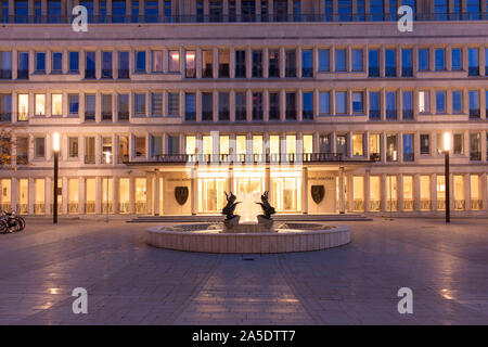 Die Gerling Quartier, Brunnen mit vier jungen Reiten auf Delphine nach ...