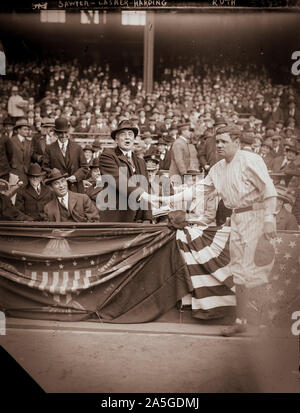 Babe Ruth Händeschütteln mit Pres Warren Harding, im Yankee Stadium 4 ...