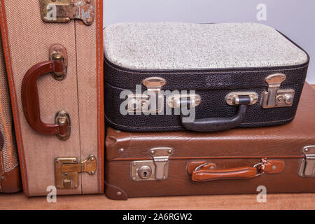 Alte, retro, Koffer liegen auf dem Tisch mit weißem Hintergrund ...