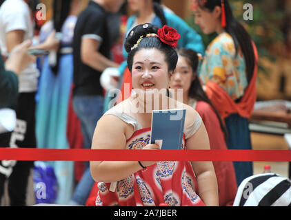 Schönheiten, die sich in alten chinesischen Kleidern kleiden, bereiten ...
