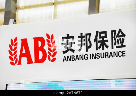 Blick auf eine Tafel von Anbang Insurance Group während der Expo in ...