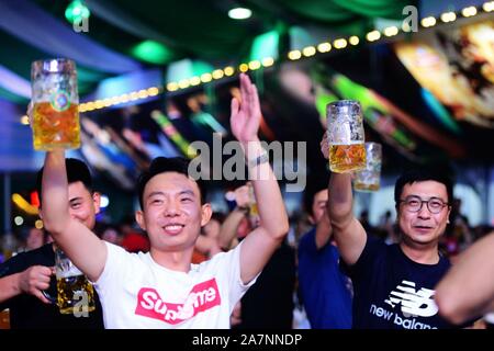 Inländischen und ausländischen Touristen genießen Sie Bier, Party, und ...