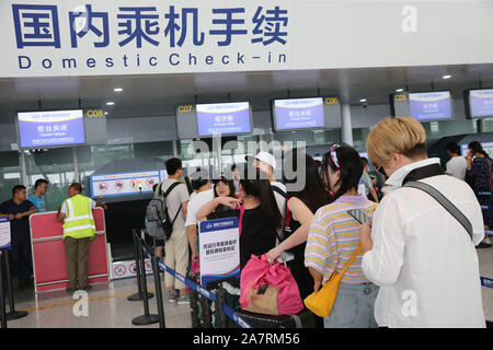 Passagiere Abfahrt und im neuen Terminal Nantong Xingdong International Airport in Nantong City ...