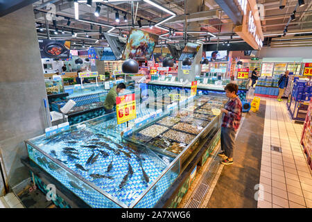 Fisch-Abschnitt in einem Carrefour-Supermarkt in Malaga Spanien ...
