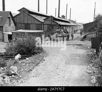 Zwei Infanteristen des 110. Regiments, 28. Division, 1. US-Armee, (L-R ...