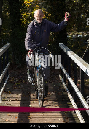 Der 82-jährige Russ Mantle aus Aldershot geht durch eine Ehrenwache ...