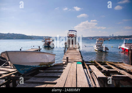 Alte Piers auf dem Meer, mit zerstörten und nutzbaren Booten ...