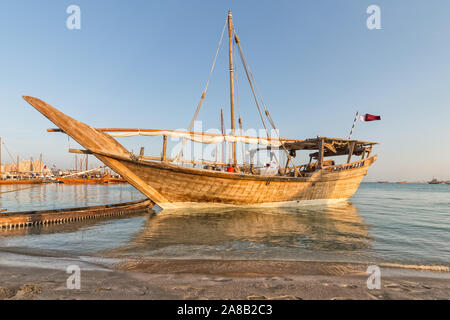 Ein altes traditionelles arabisches Boot (dau) vor Dubai Museum, Dubai ...