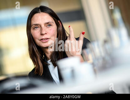 Berlin, Deutschland. 11 Nov, 2019. Katy Bähm bei der Premiere der neuen ...