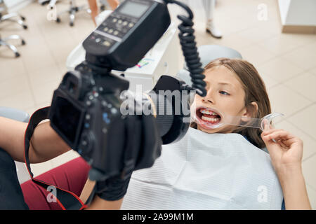 Mädchen öffnen den Mund beim Zahnarzt Zähne untersuchen Stockfotografie - Alamy
