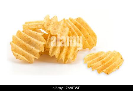 Kartoffelscheiben in Chips isoliert, knusprige Kartoffelchips, gesalzen ...