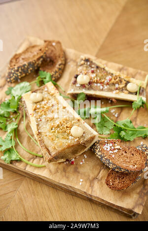 Gebratenes Knochenmark serviert mit Toast und Petersilie und Zwiebeln ...