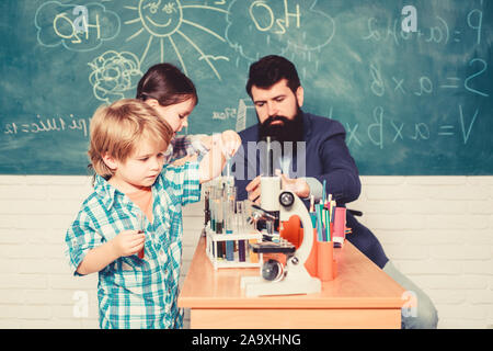 Interessante Schulklassen. Schulbildung. Chemieexperiment der Schule ...