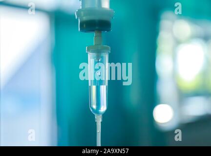 Mit der intravenösen Behandlung iv-Infusion und Flasche auf einer ...