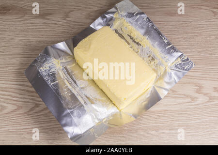 Offene Packung Butter auf Schneidbrett aus Holz Stockfoto, Bild ...