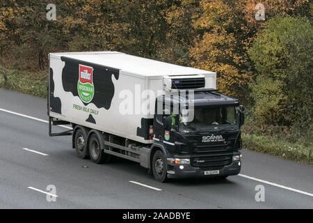 Milch-LKW auf der Autobahn Stockfotografie - Alamy